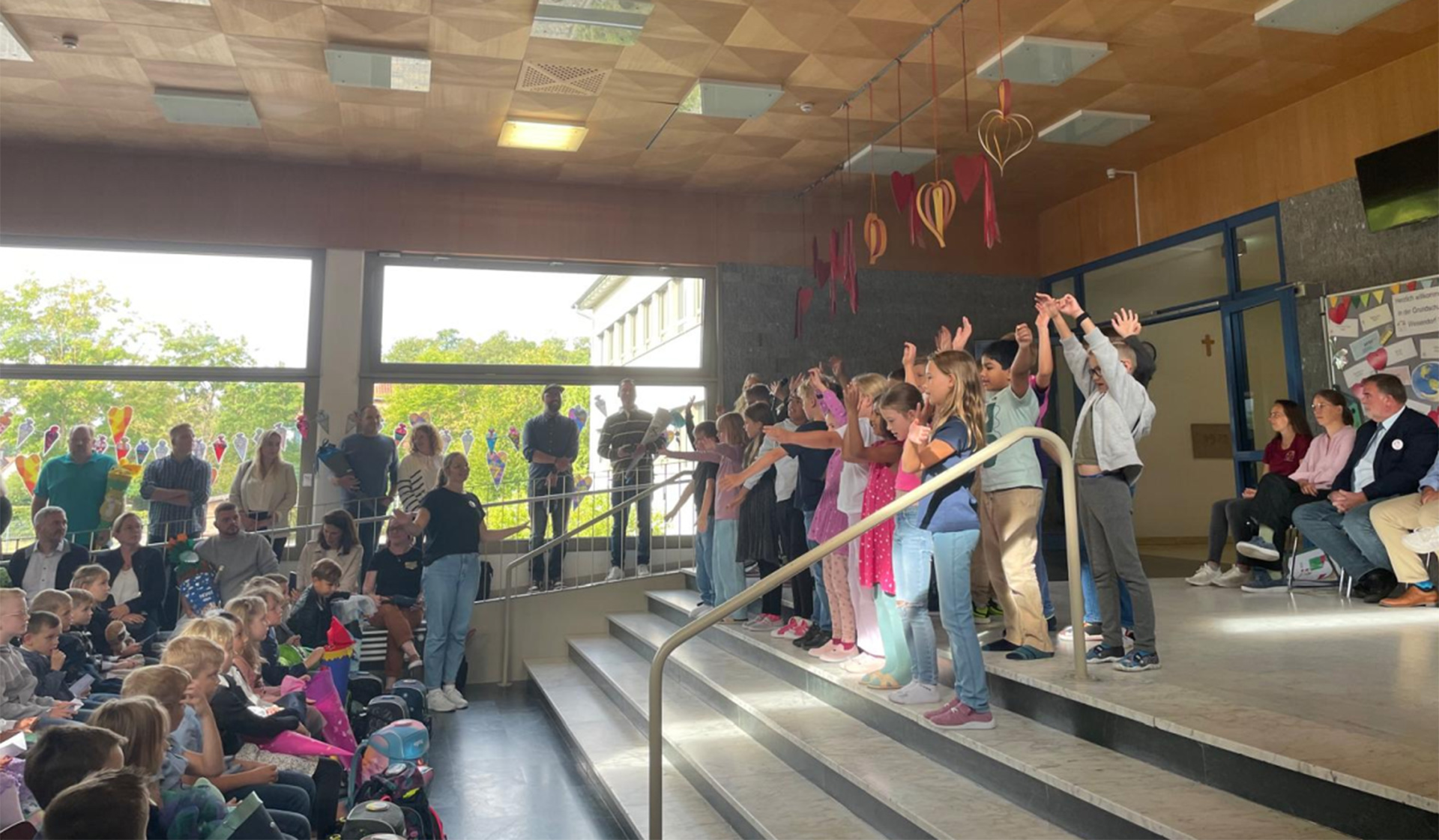 Begrüßung der Erstklässler in der Herz-Aula - Grundschule Weisendorf